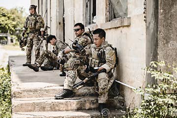 Smart Teamwork of Soldiers Running Forward and Attacking Enemy Stock ...