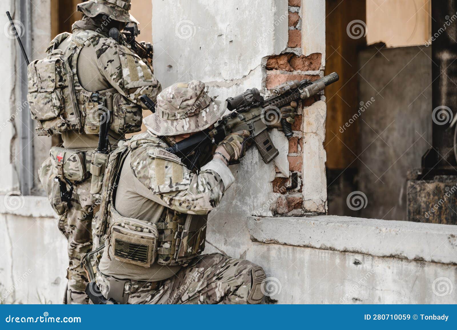 Smart Teamwork of Soldiers Running Forward and Attacking Enemy Stock ...