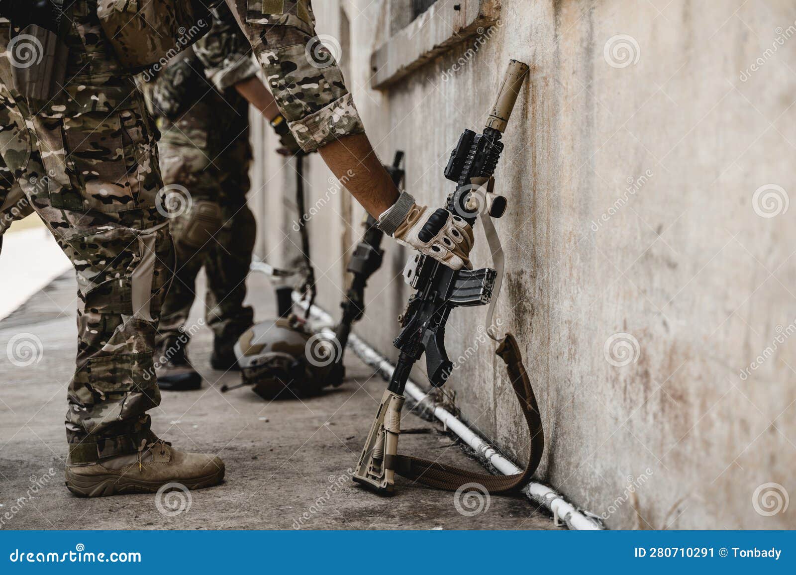 Smart Teamwork of Soldiers Running Forward and Attacking Enemy Stock ...