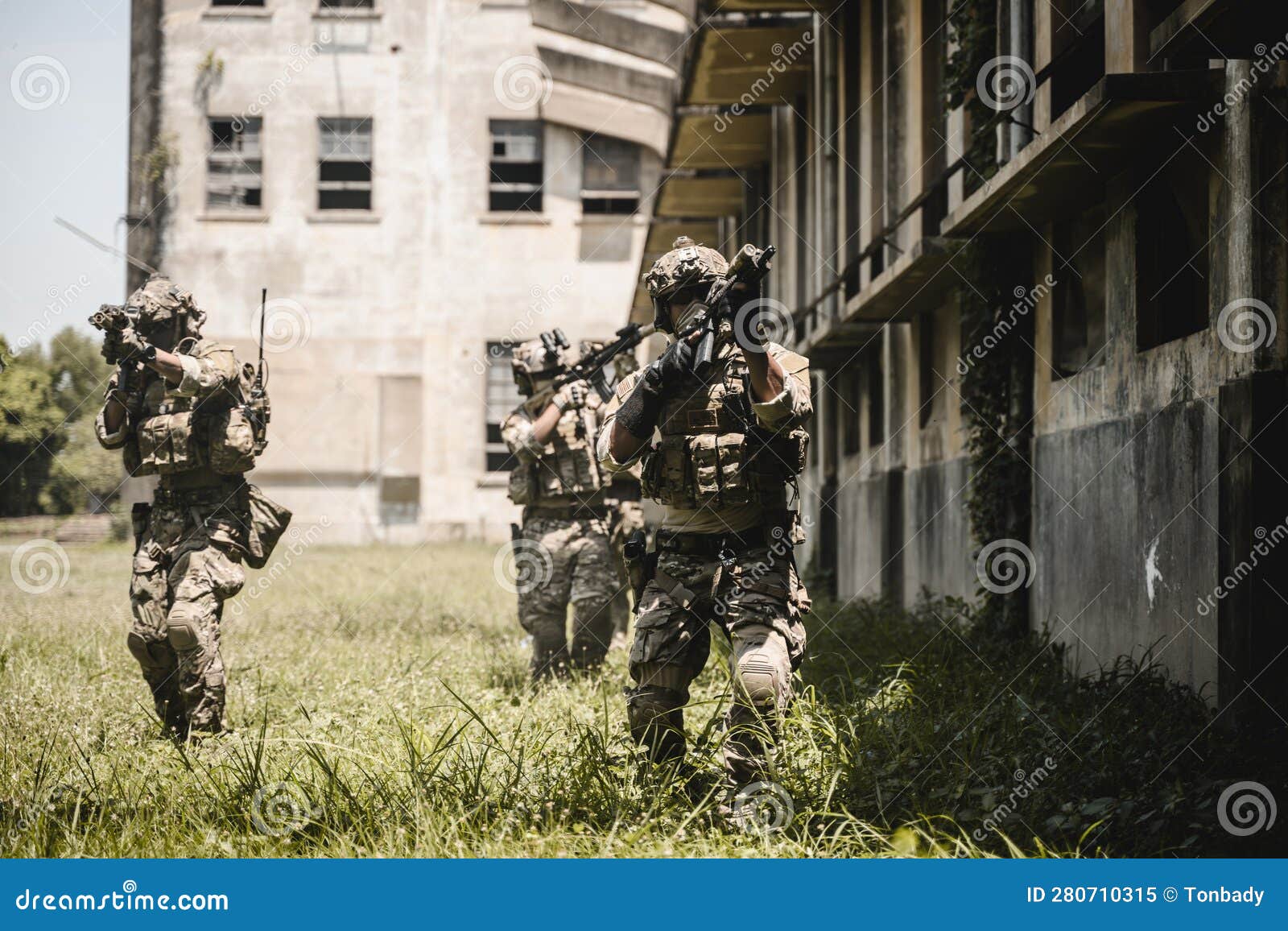 Smart Teamwork of Soldiers Running Forward and Attacking Enemy Stock ...