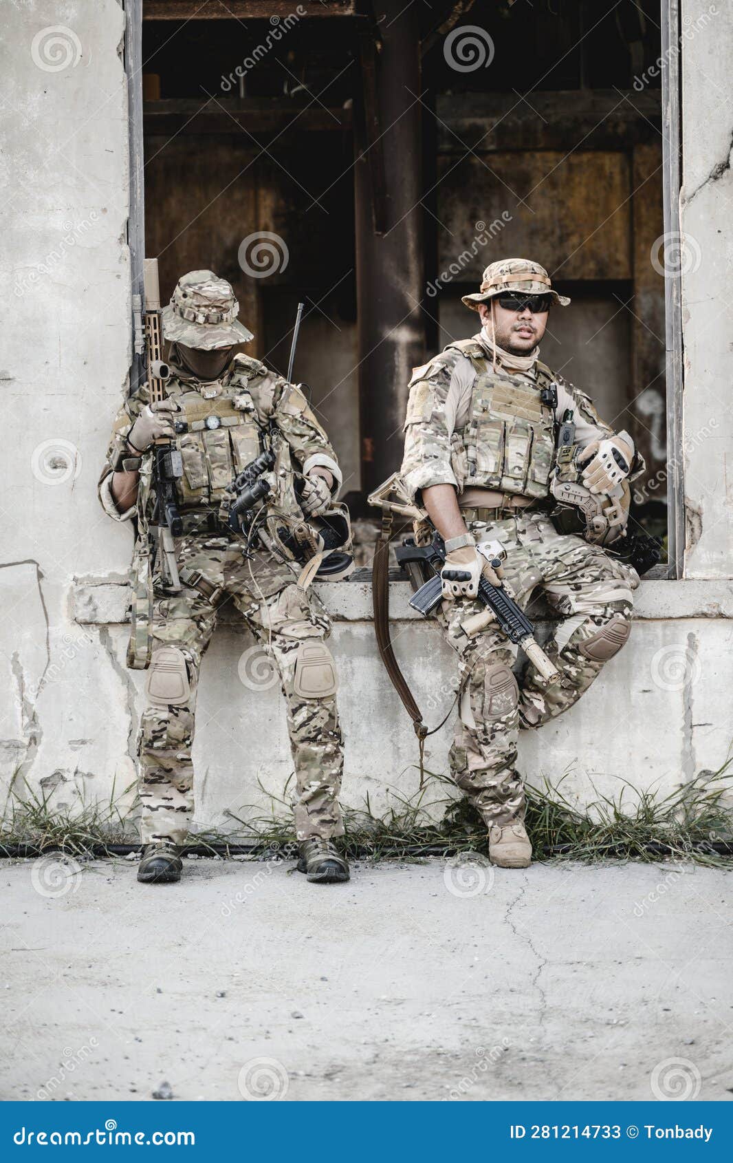 Smart Teamwork of Soldiers Running Forward and Attacking Enemy Stock ...