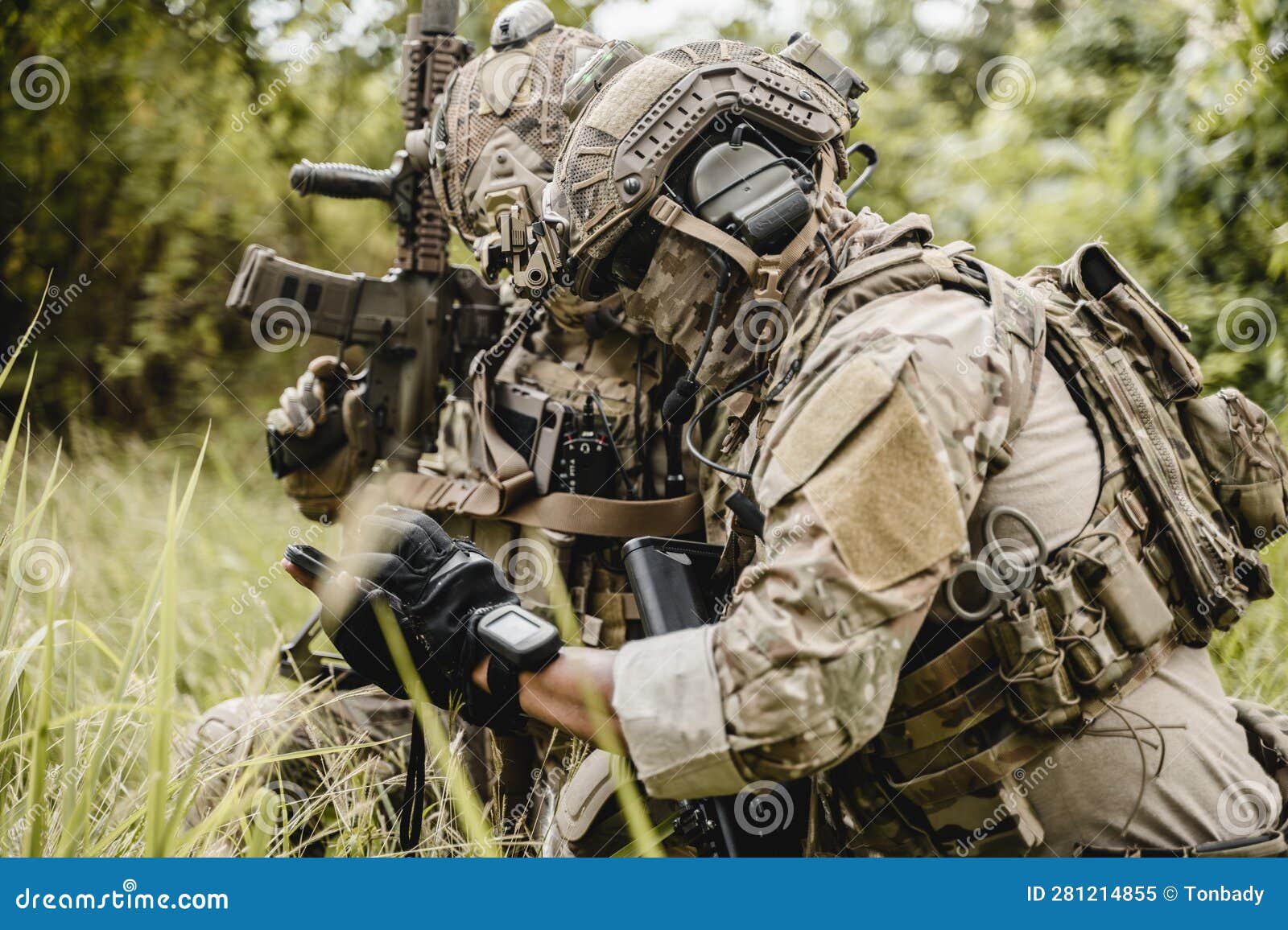 Smart Teamwork of Soldiers Running Forward and Attacking Enemy Stock ...