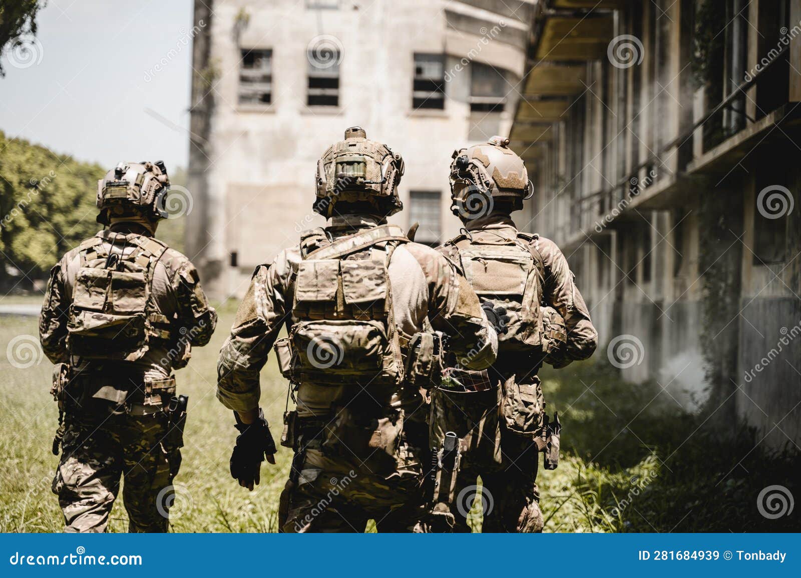 Smart Teamwork of Soldiers Running Forward and Attacking Enemy Stock ...