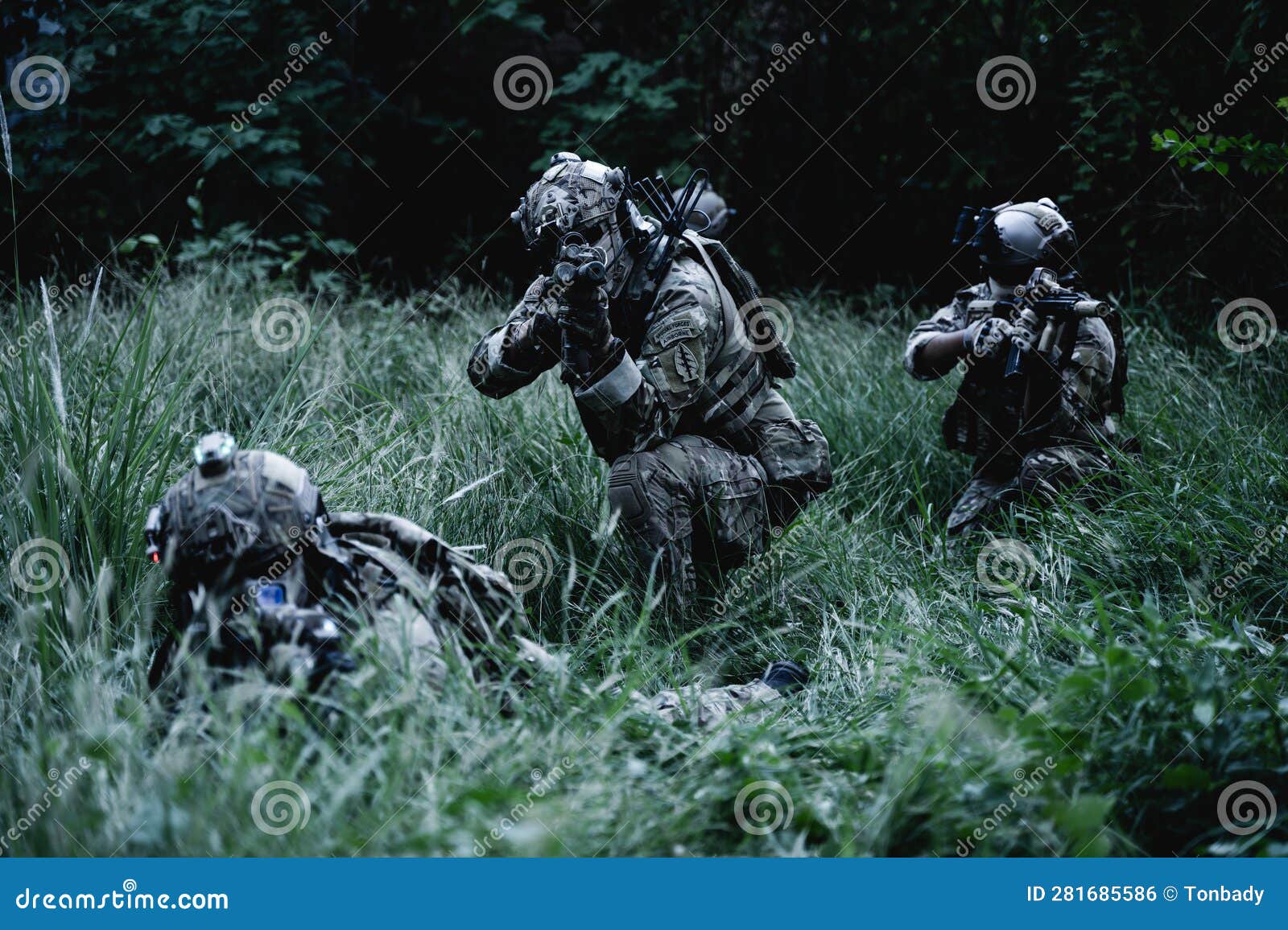 Smart Teamwork of Soldiers Running Forward and Attacking Enemy Stock ...