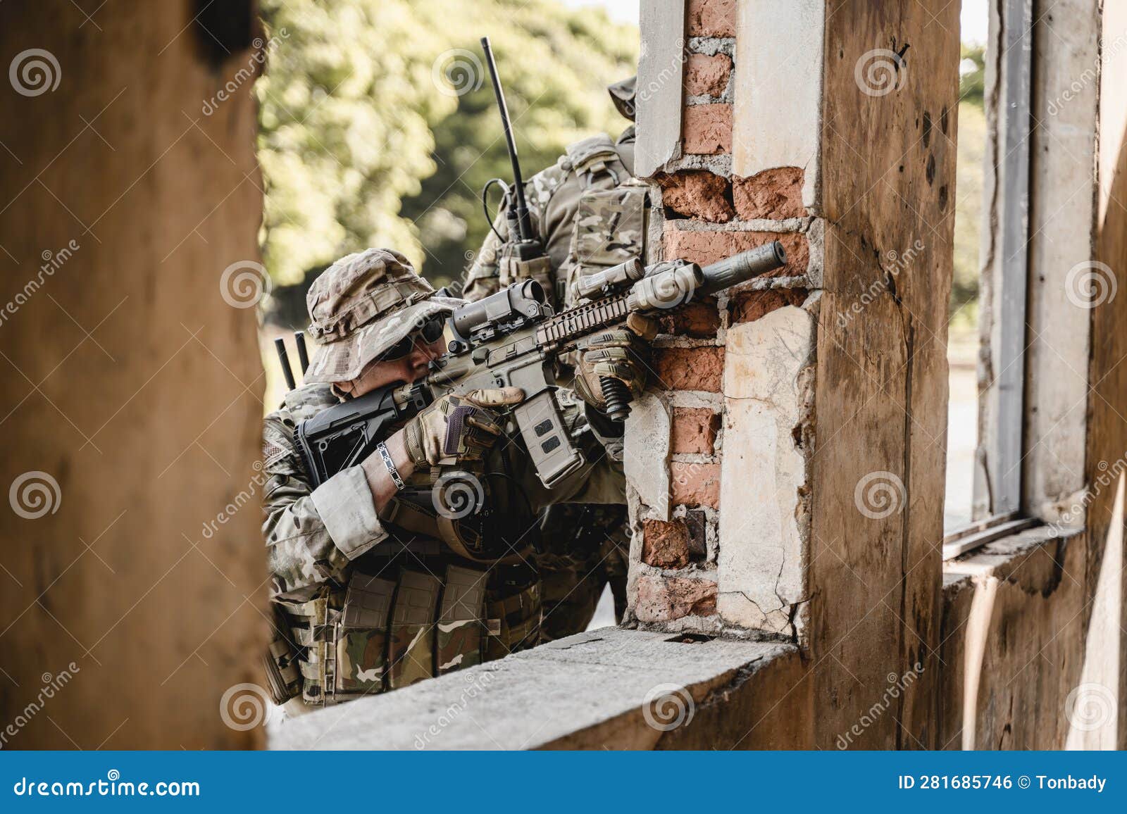 Smart Teamwork of Soldiers Running Forward and Attacking Enemy Stock ...