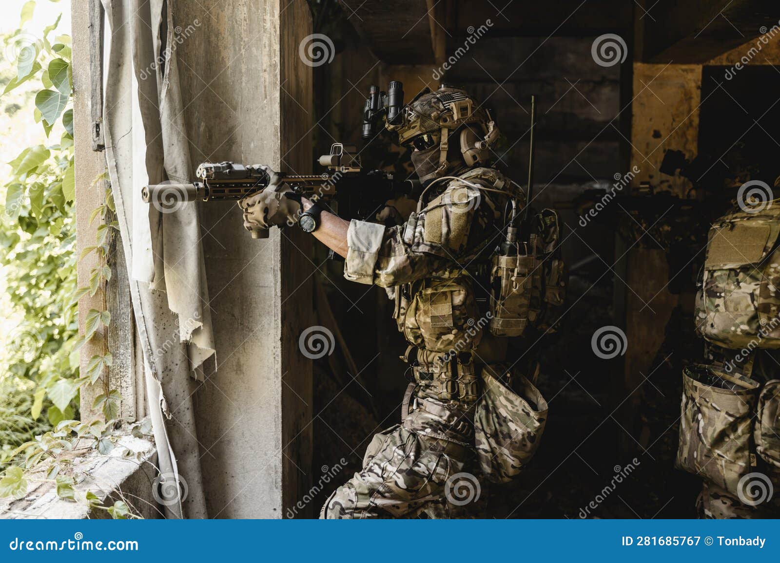 Smart Teamwork of Soldiers Running Forward and Attacking Enemy Stock ...