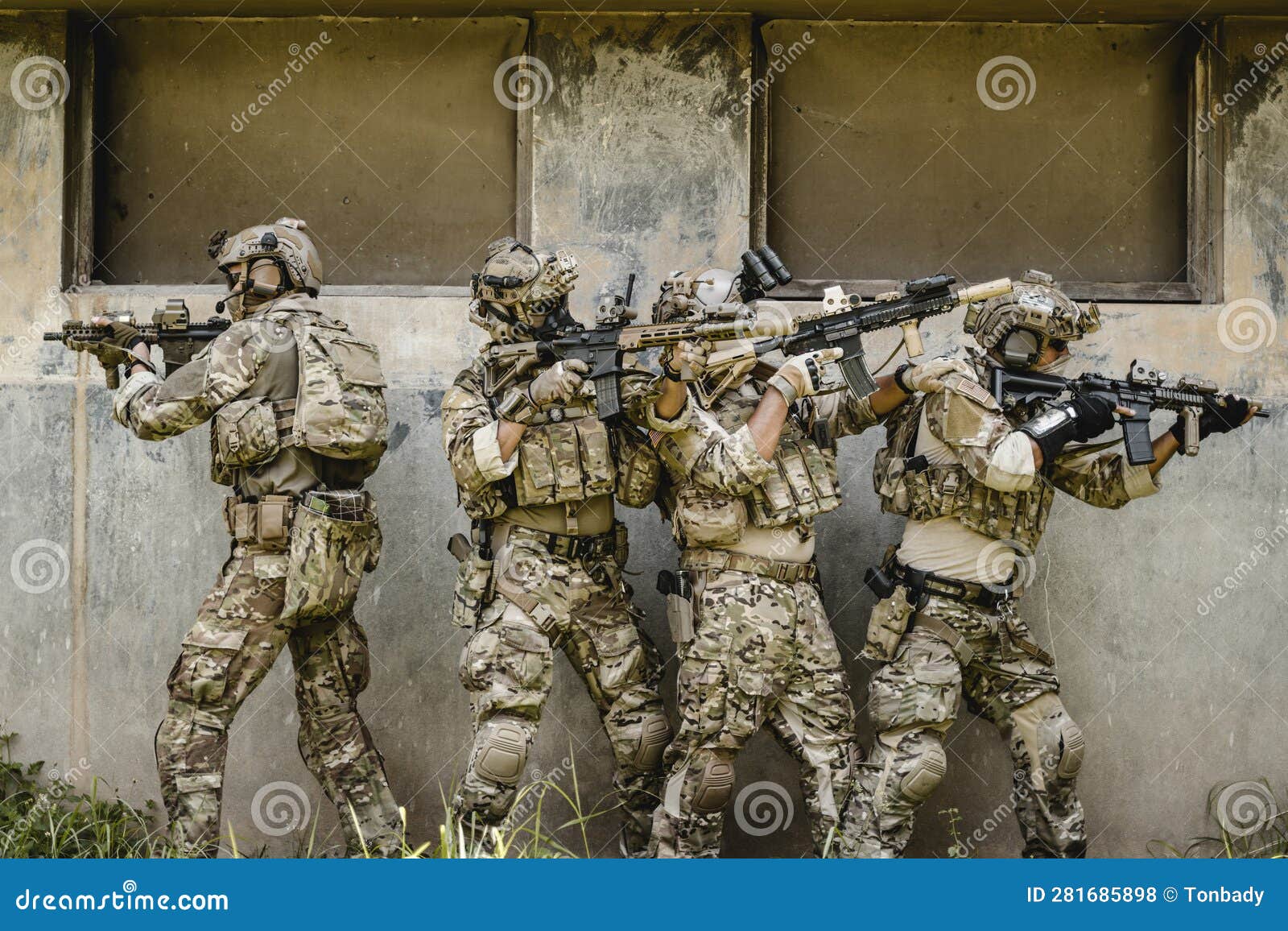 Smart Teamwork of Soldiers Running Forward and Attacking Enemy Stock ...