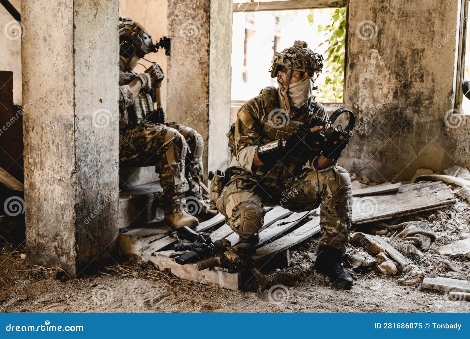 Smart Teamwork of Soldiers Running Forward and Attacking Enemy Stock ...