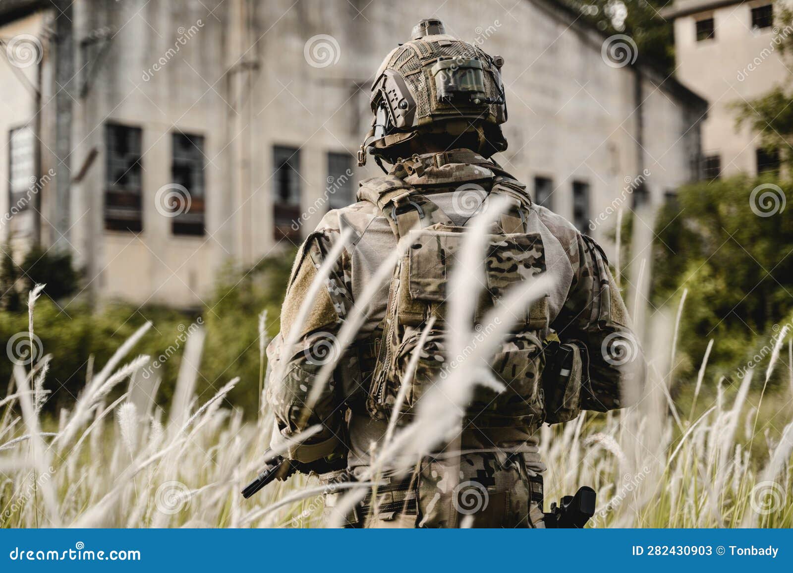 Smart Teamwork of Soldiers Running Forward and Attacking Enemy Stock ...