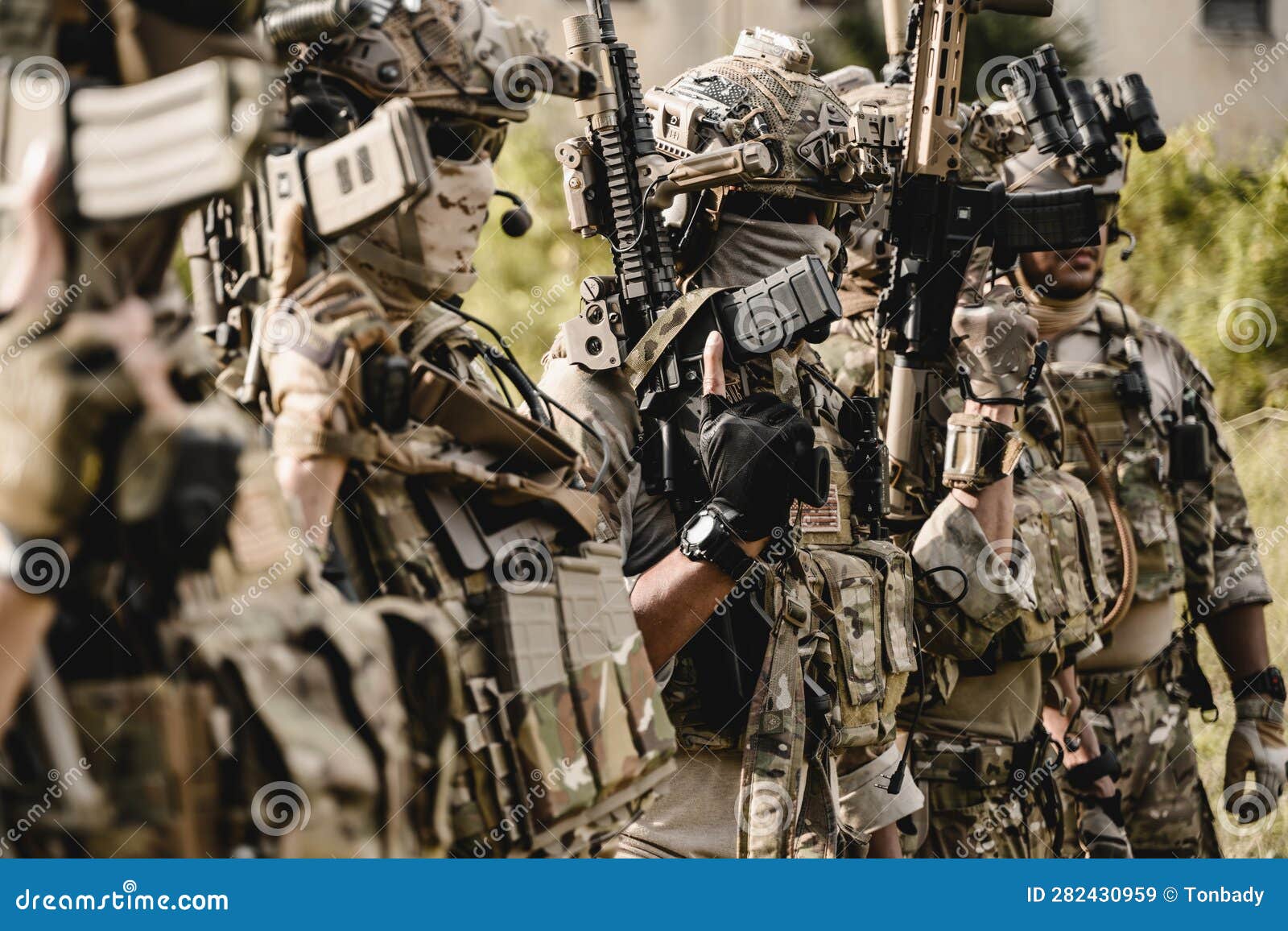 Smart Teamwork of Soldiers Running Forward and Attacking Enemy Stock ...