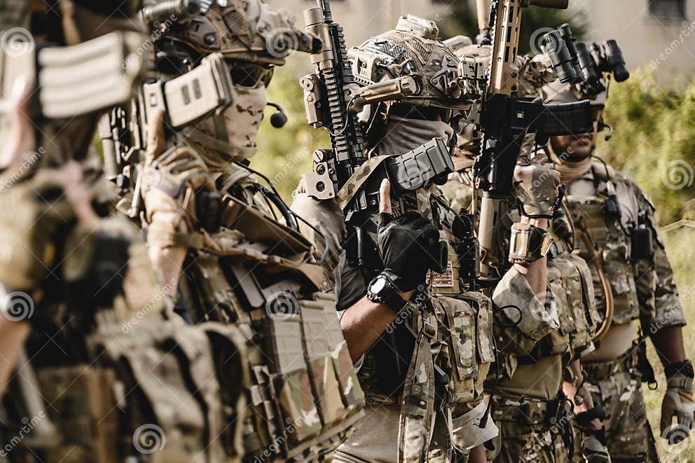 Smart Teamwork of Soldiers Running Forward and Attacking Enemy Stock ...