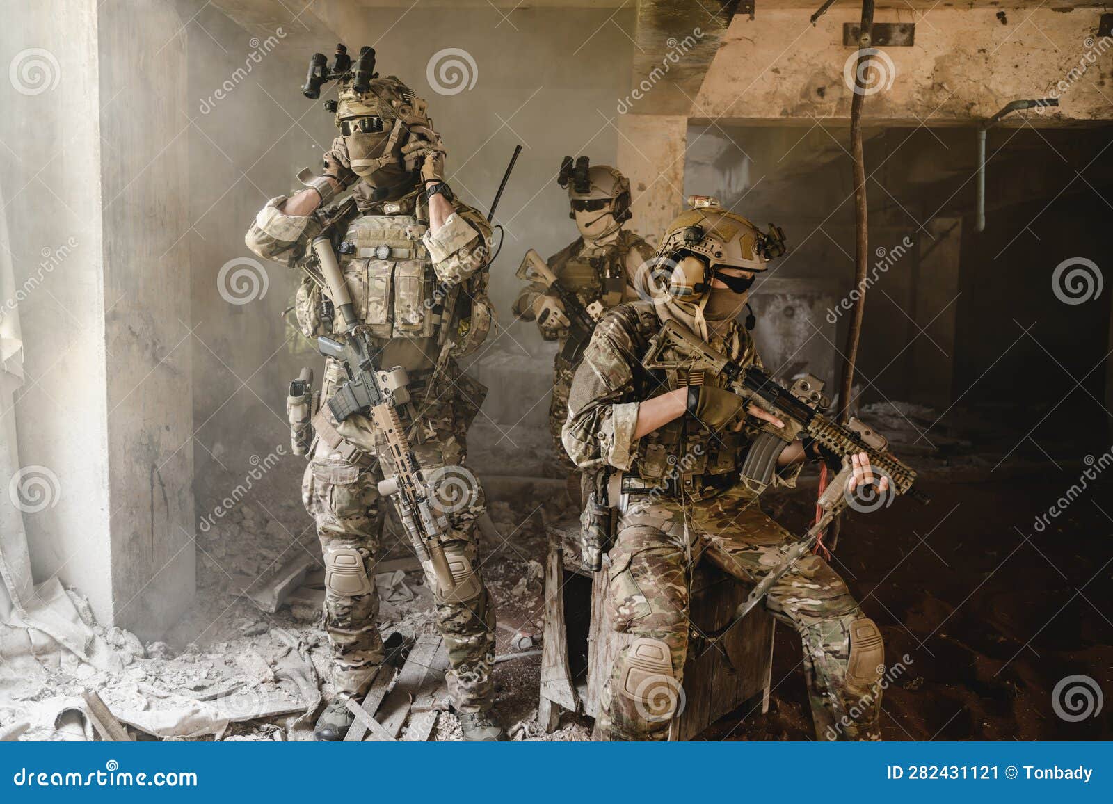 Smart Teamwork of Soldiers Running Forward and Attacking Enemy Stock ...