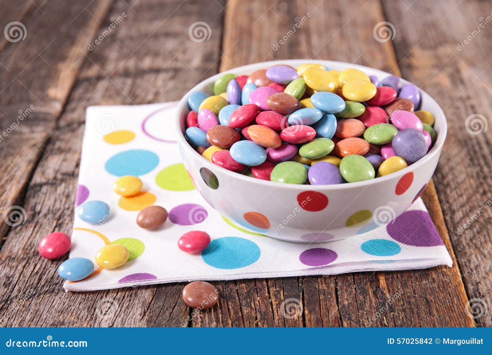 Smarties stockfoto. Bild von schüssel, farbe, süßigkeit - 57025842