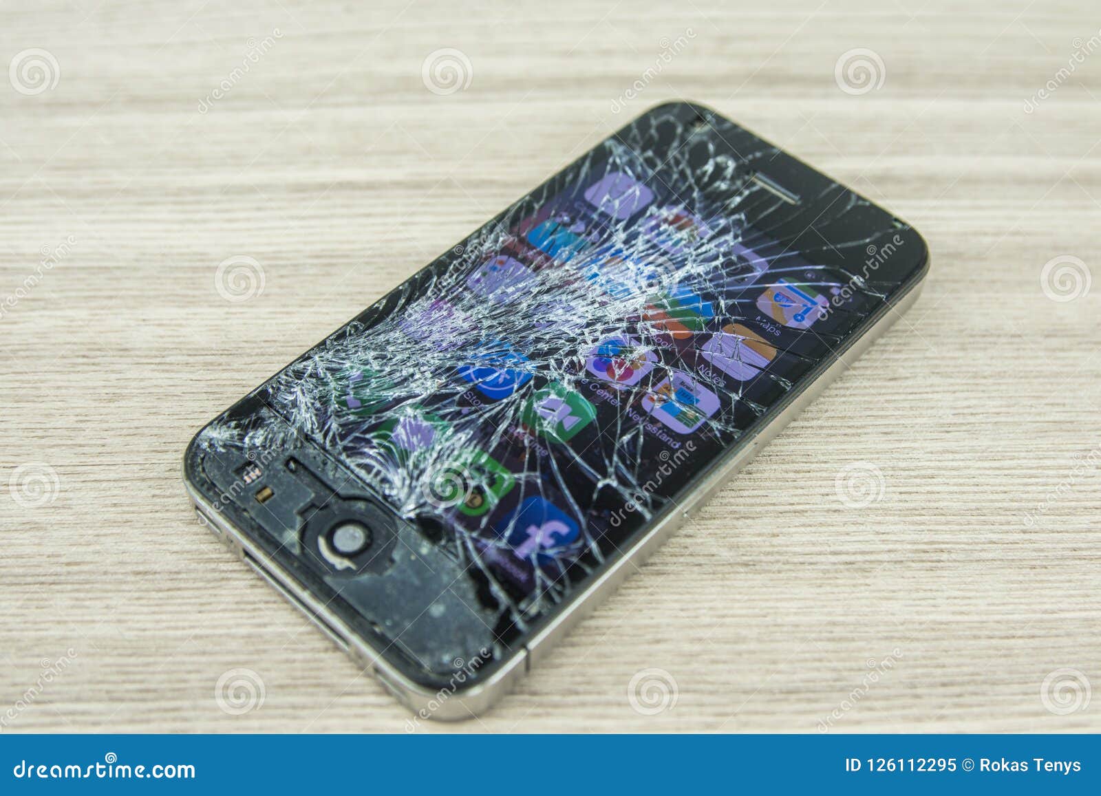 Smartphone cassé par écran image éditorial. Image du endommagé - 126112295