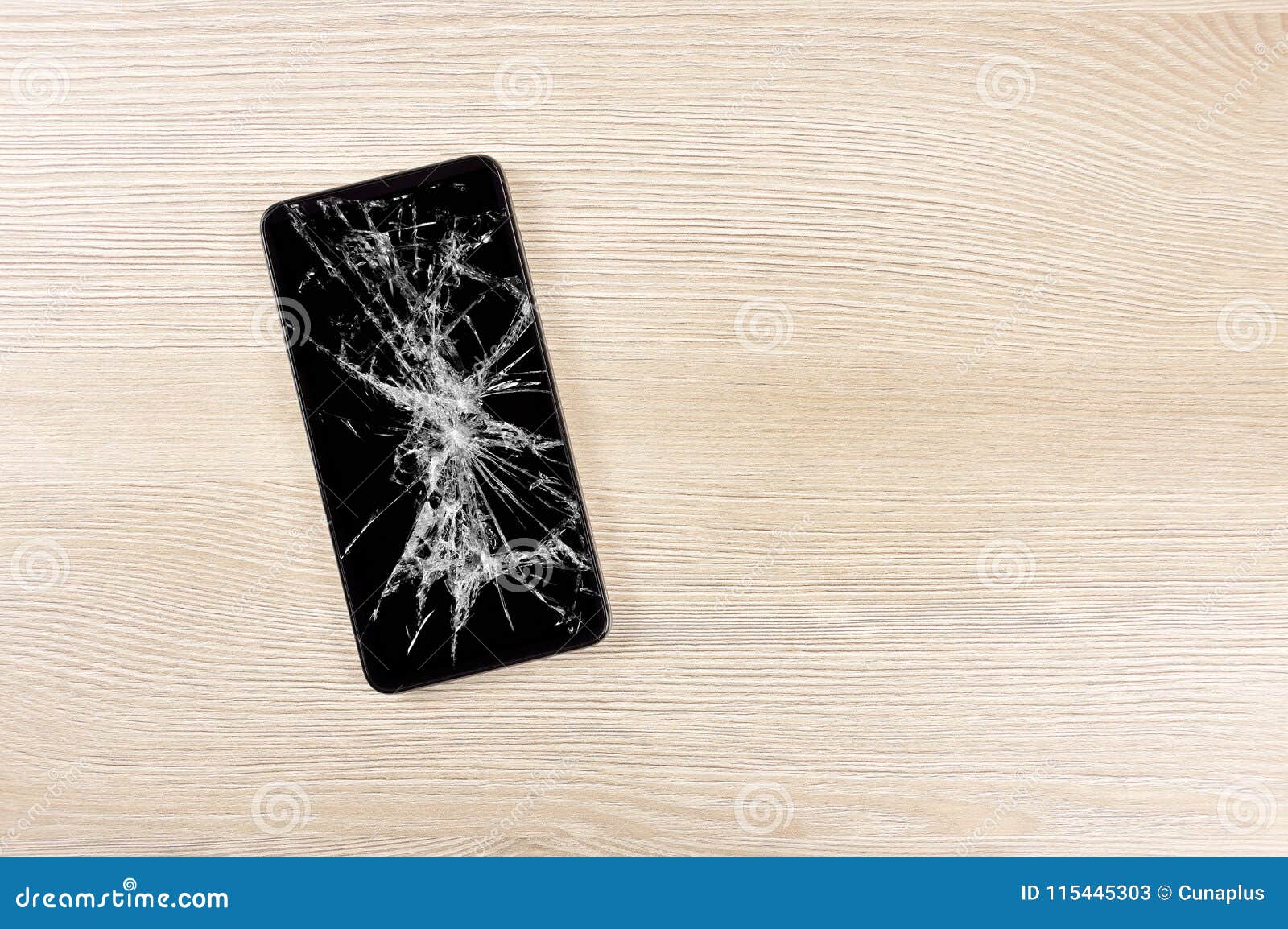 Smartphone Con Lo Schermo Rotto Immagine Stock - Immagine di caduto ...