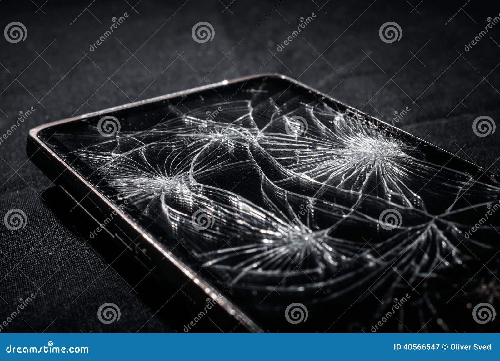 Smartphone Con Lo Schermo Rotto Immagine Stock - Immagine di frantumato ...