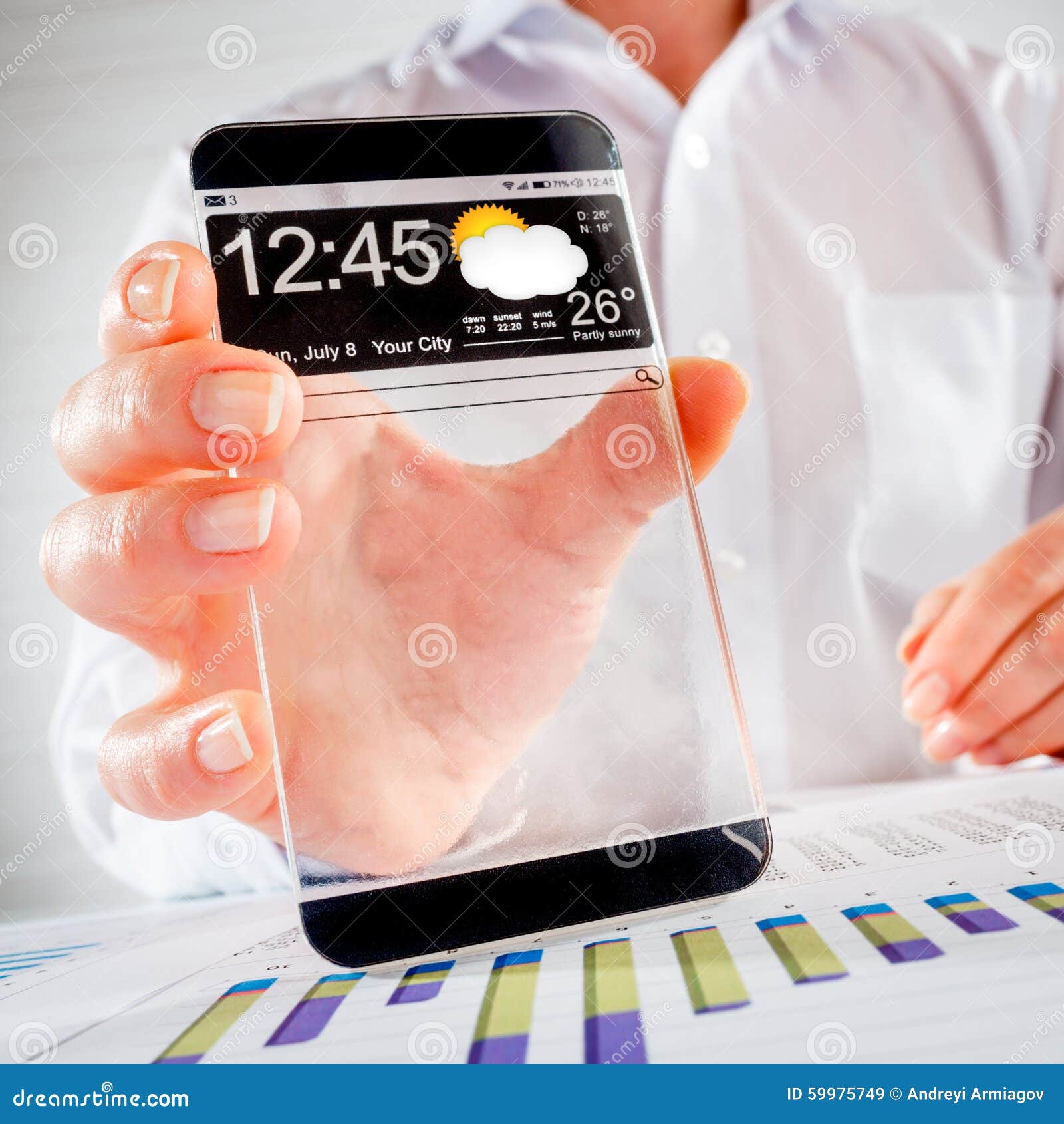 Smartphone Con Lo Schermo Trasparente in Mani Umane Immagine Stock ...