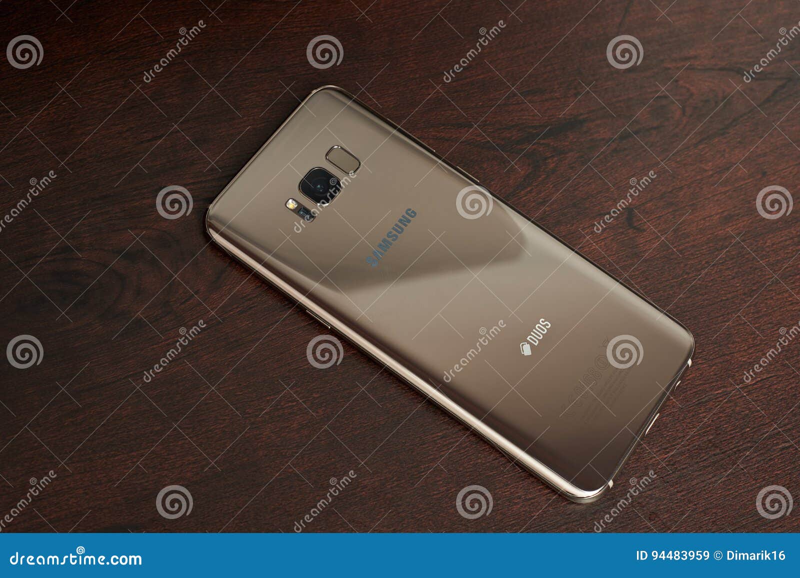 Smartphone De Samsung S8+ De Couleur D'or D'érable Image stock ...