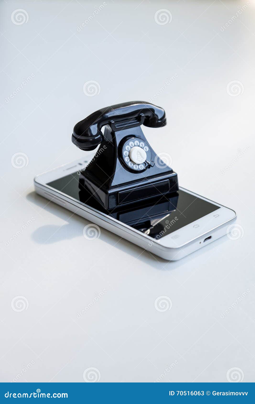 Smartphone E Retro Telefono Immagine Stock - Immagine di tecnologia ...