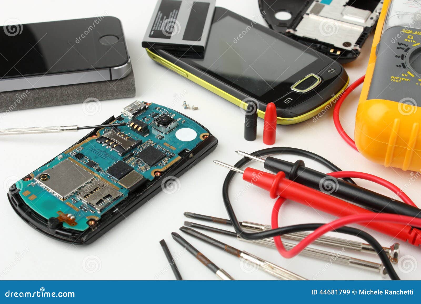 Smartphone E Telefoni Cellulari Nella Riparazione Rotti Immagine Stock ...