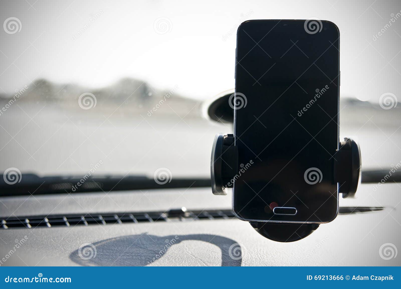 Smartphone in einem Auto stockfoto. Bild von internet - 69213666