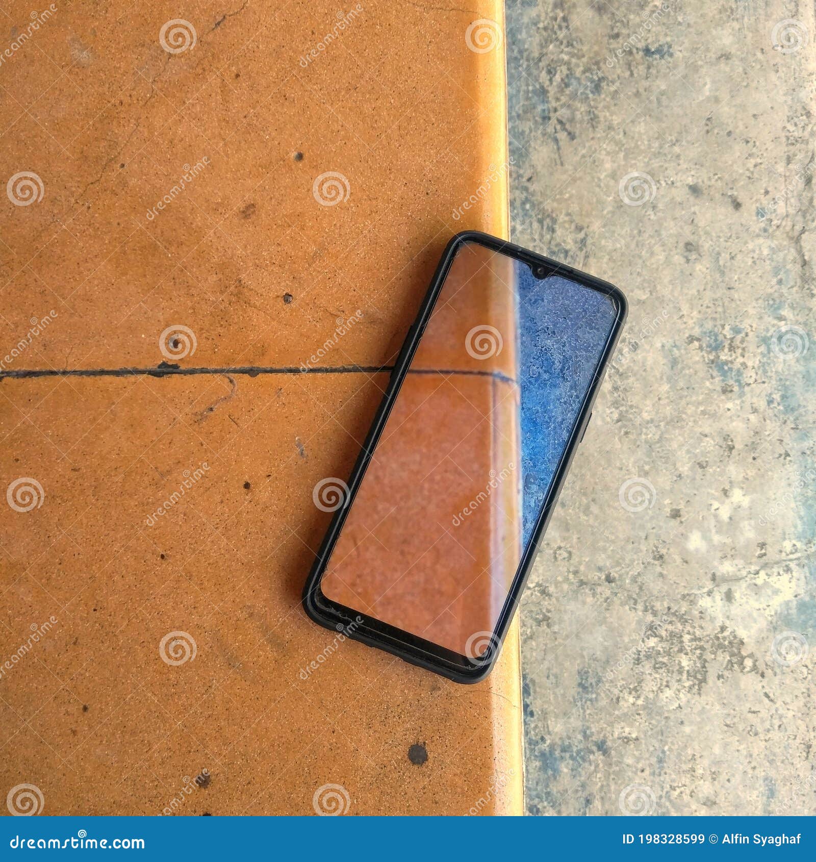 Smartphone Illusion with Two Tone Stock Image - Image of drawing, tone ...