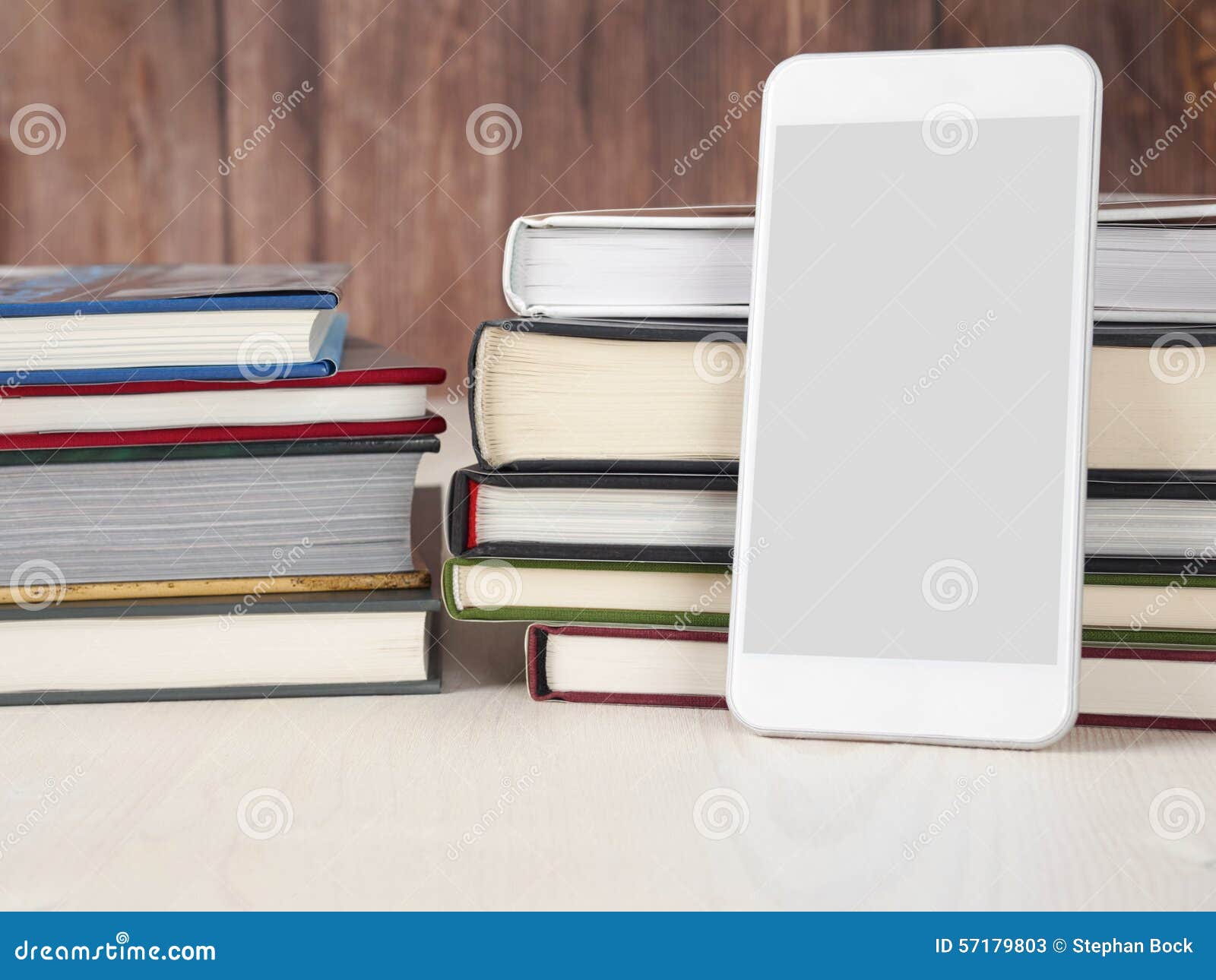 Smartphone, Livros, Lendo O App Imagem de Stock - Imagem de povos ...