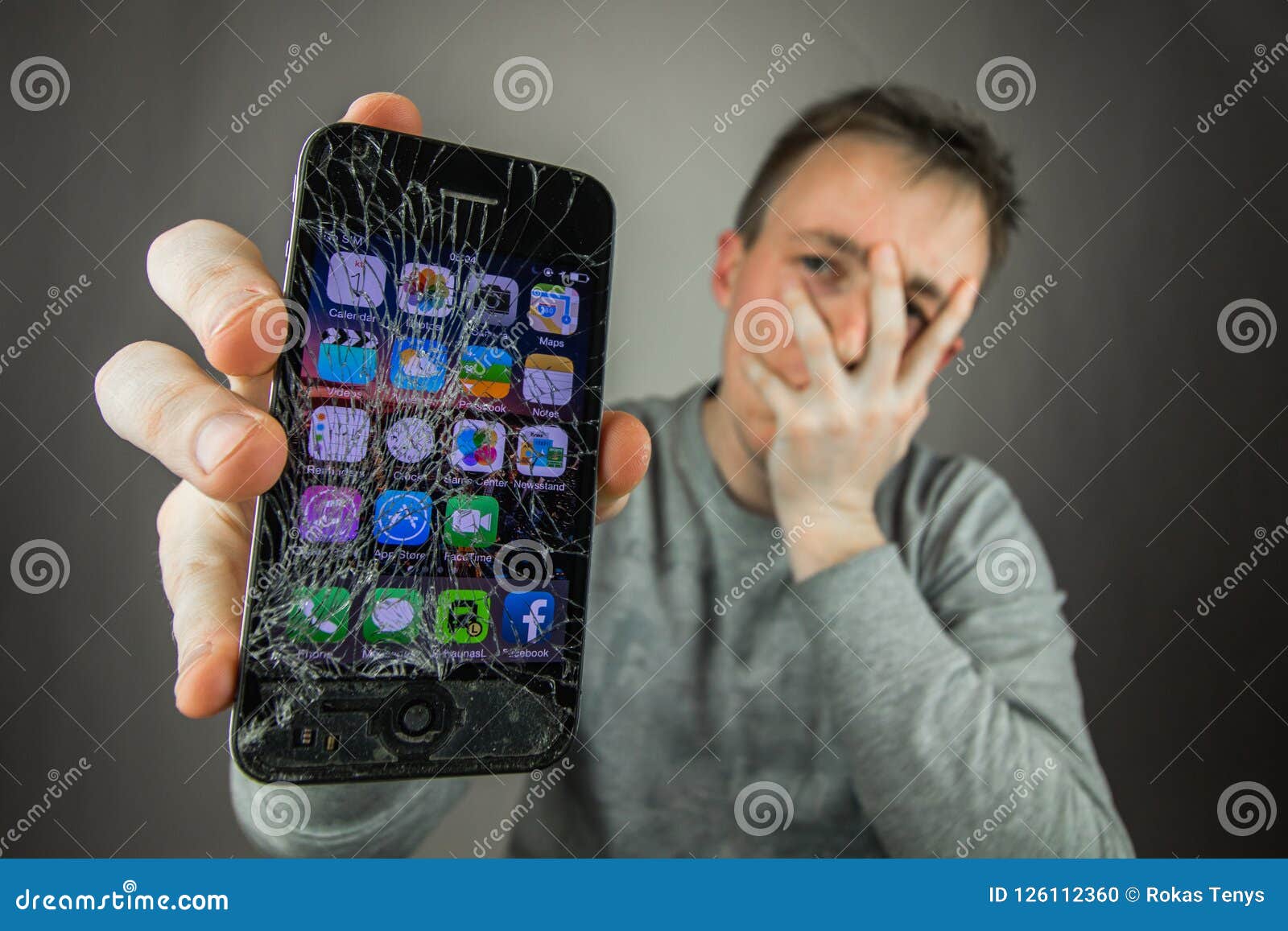 Smartphone roto pantalla imagen editorial. Imagen de aislado - 126112360