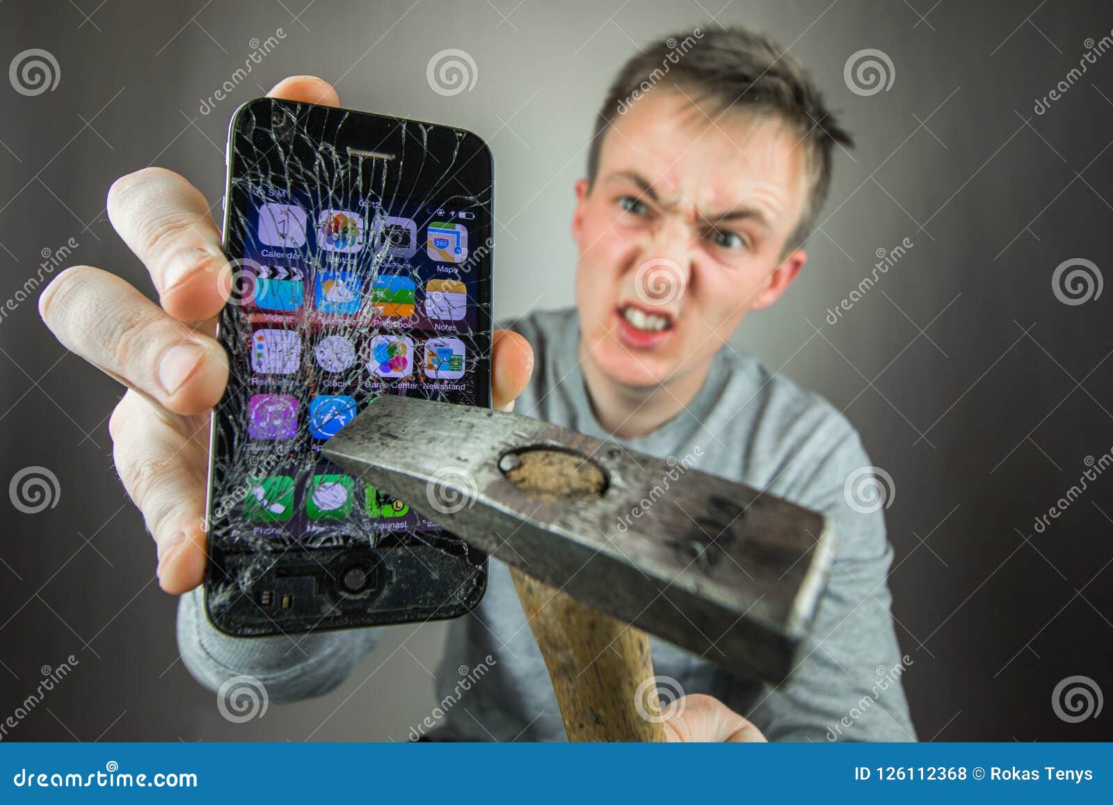 Smartphone roto pantalla foto de archivo editorial. Imagen de pantalla ...