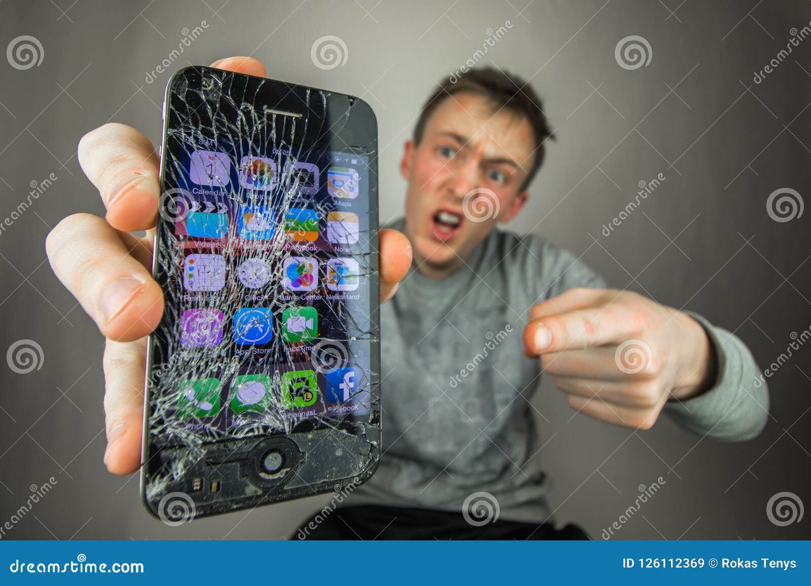 Smartphone roto pantalla imagen de archivo editorial. Imagen de cristal ...