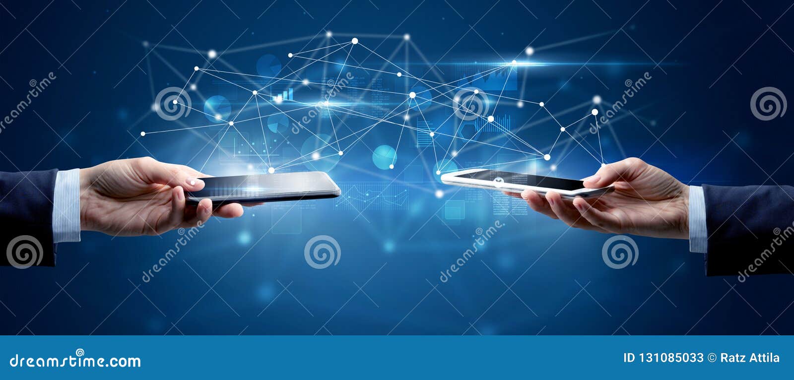 Smartphones Que Comparten Datos De Negocio Imagen de archivo - Imagen ...