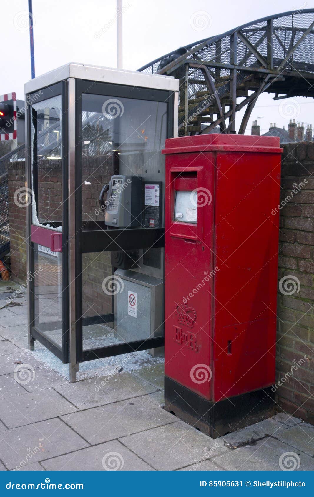 Smashed Broken Phone Box in Wokingham Editorial Photo - Image of wreck ...