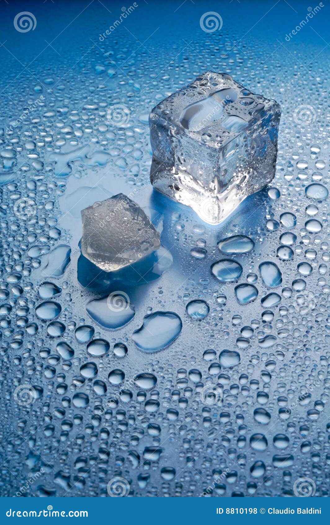 Smeltend Ijs Op Blauwe Achtergrond Stock Foto - Image of verdwijnen ...