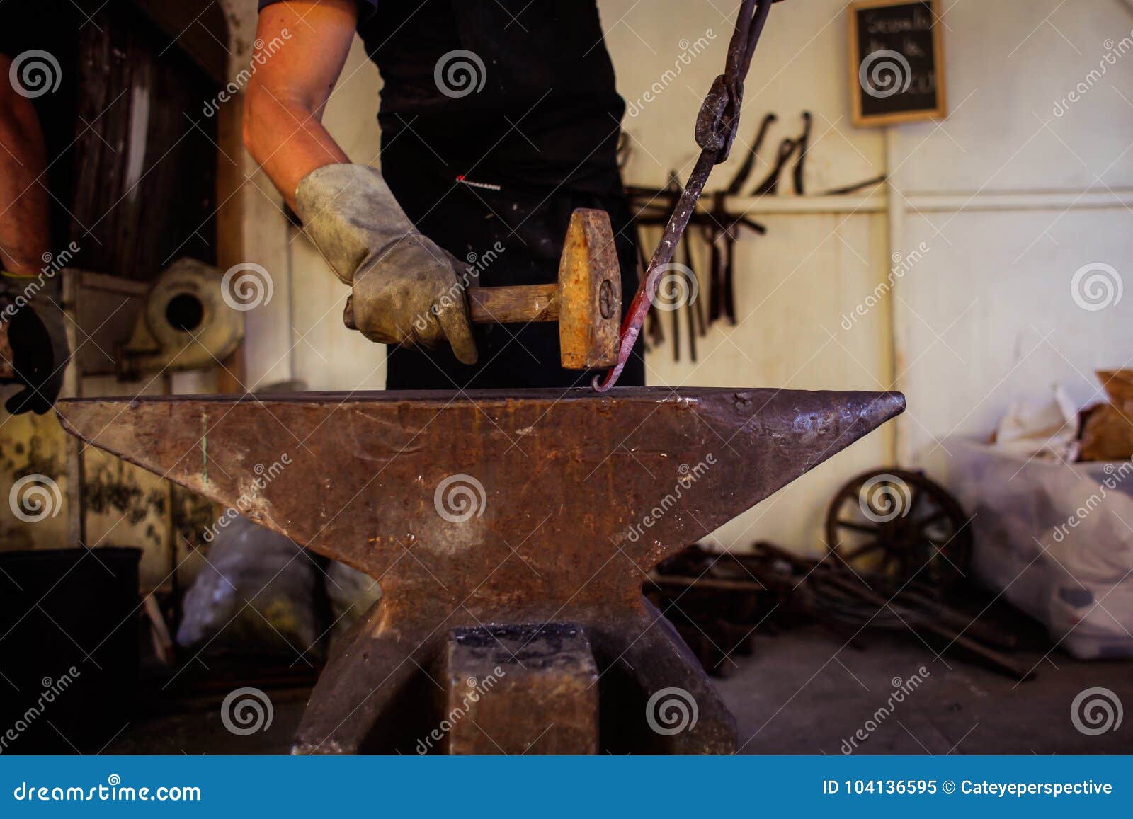 Smid stock afbeelding. Image of baan, vaardigheid, staking - 104136595