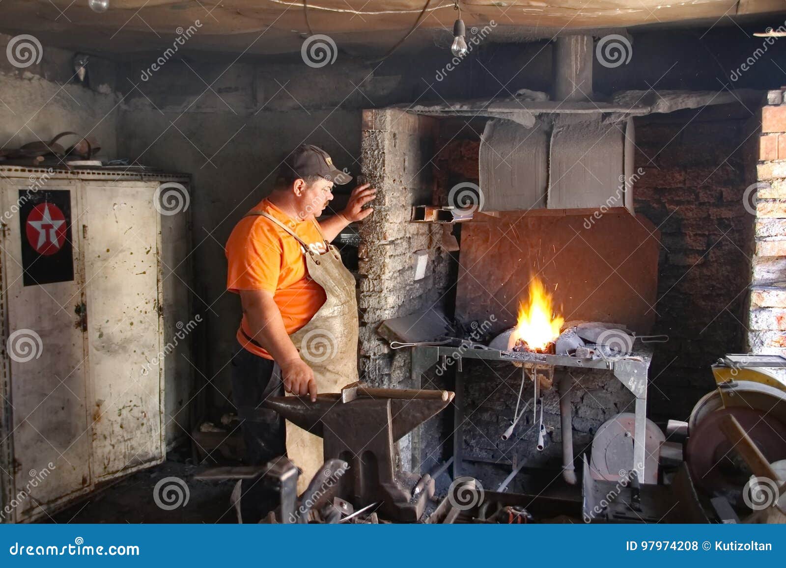 Smid redactionele stock foto. Image of beitel, gloed - 97974208