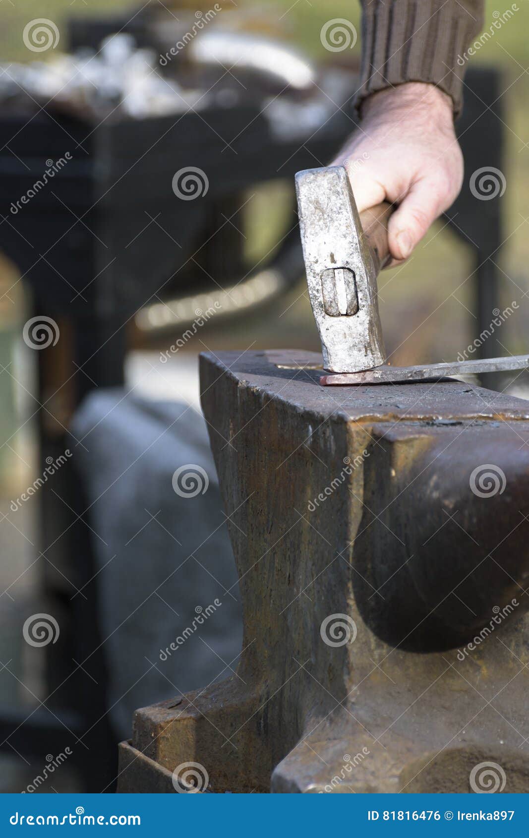 Smid, Ironsmith Rakend Heet Staal Stock Foto - Image of industrieel ...