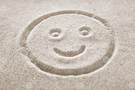 Smiley Face in het zand stock afbeelding. Image of exotisch - 36557817