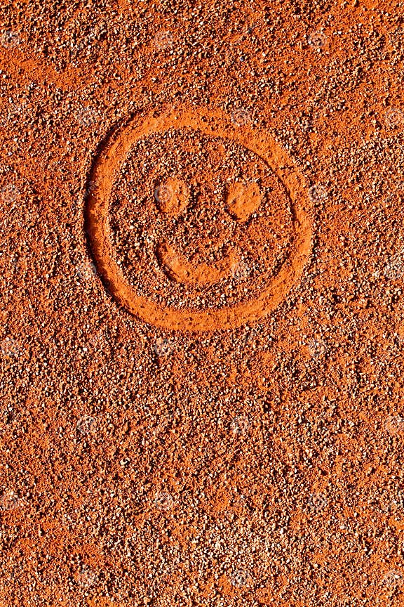 Smiley in het zand stock afbeelding. Image of zomer, emoticon - 26621537