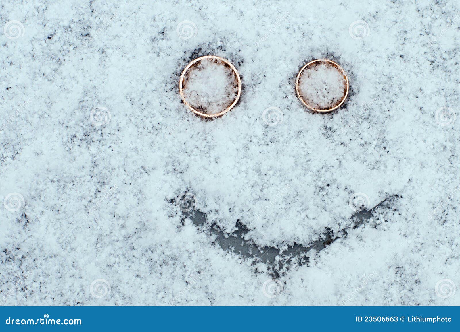 Smiley Van Het Huwelijk Op De Sneeuw Met Copyspace Stock Afbeelding ...