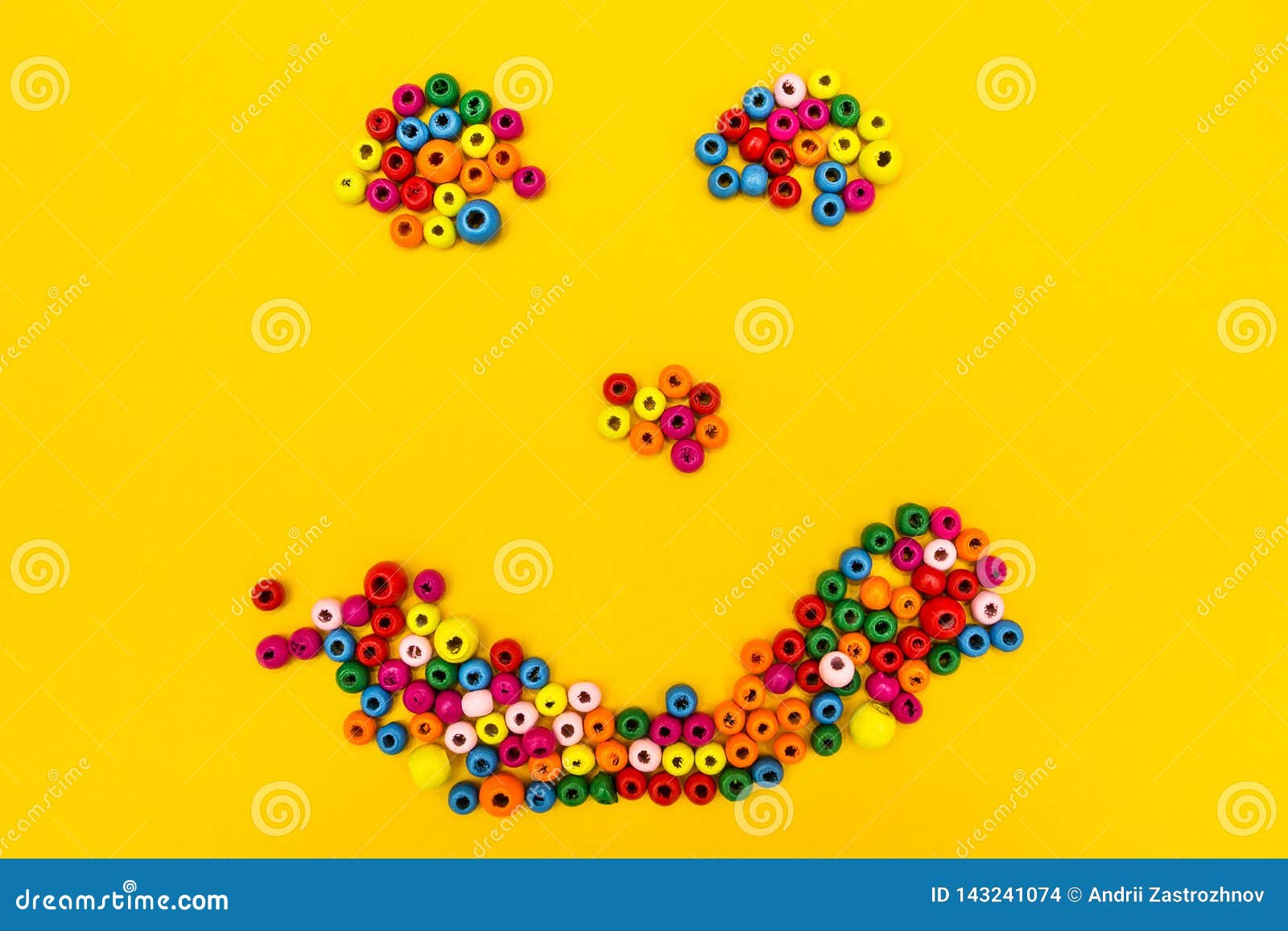 Smiley Van Multi-colored Rond Speelgoed Op Een Gele Achtergrond Stock ...