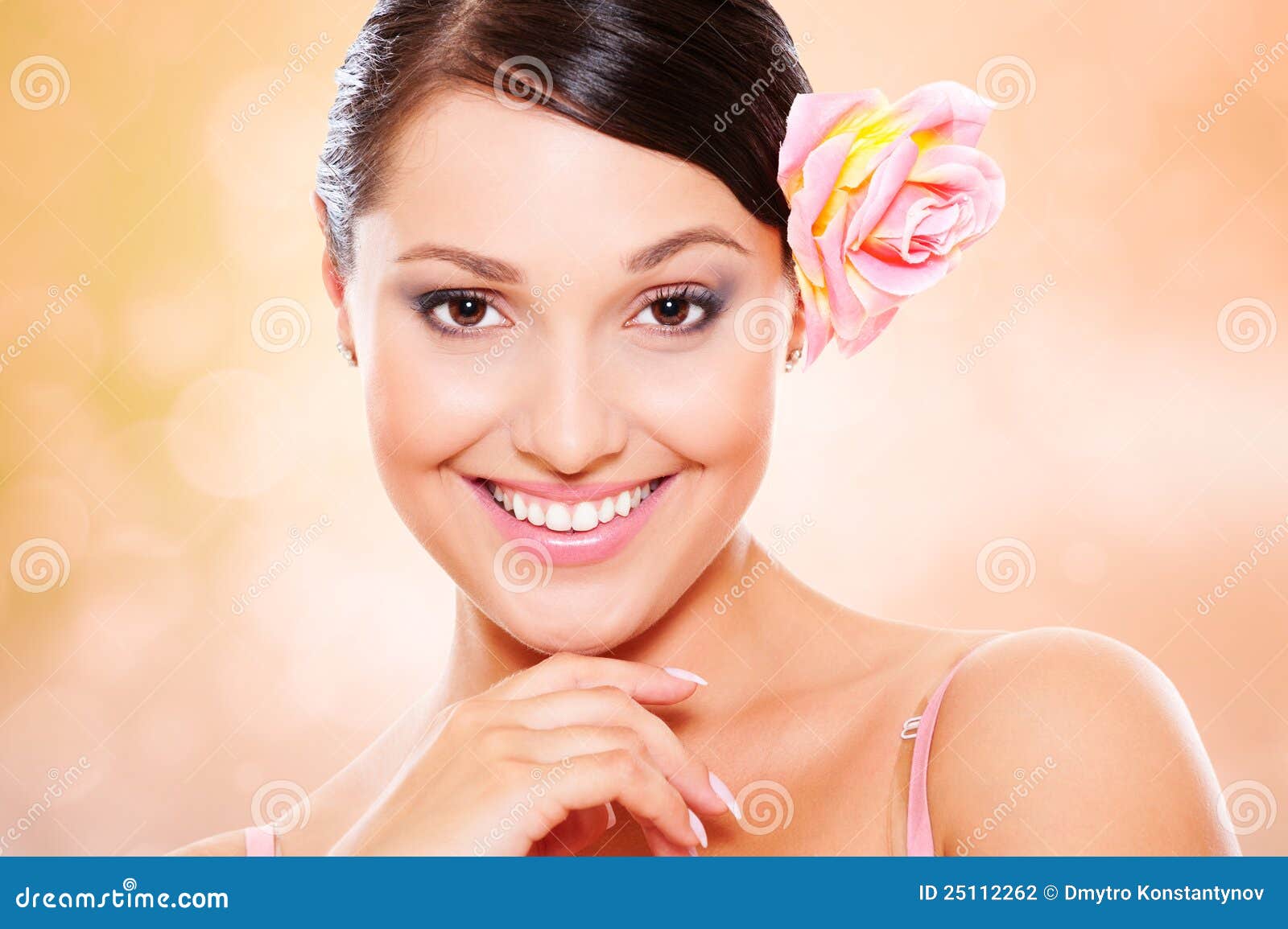 Smileyfrau stockfoto. Bild von schönheit, freundlich - 25112262