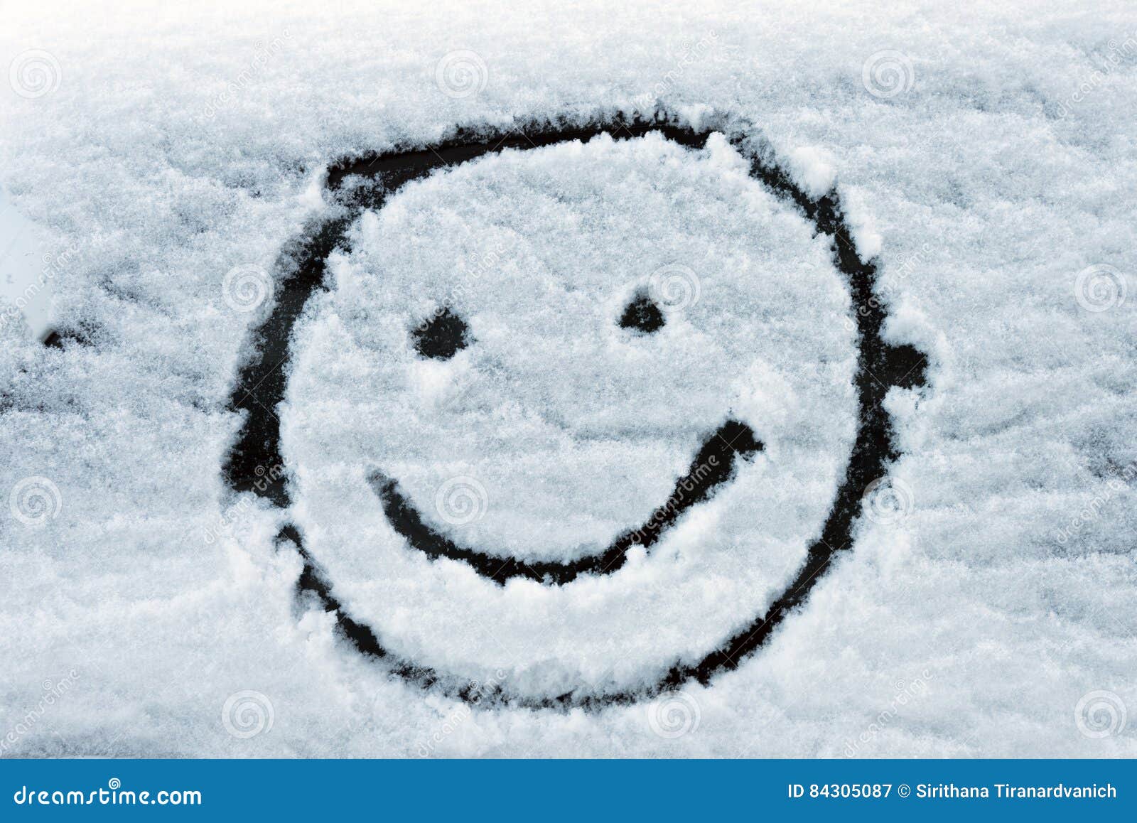 Smileygesicht auf Schnee stockbild. Bild von markierung - 84305087