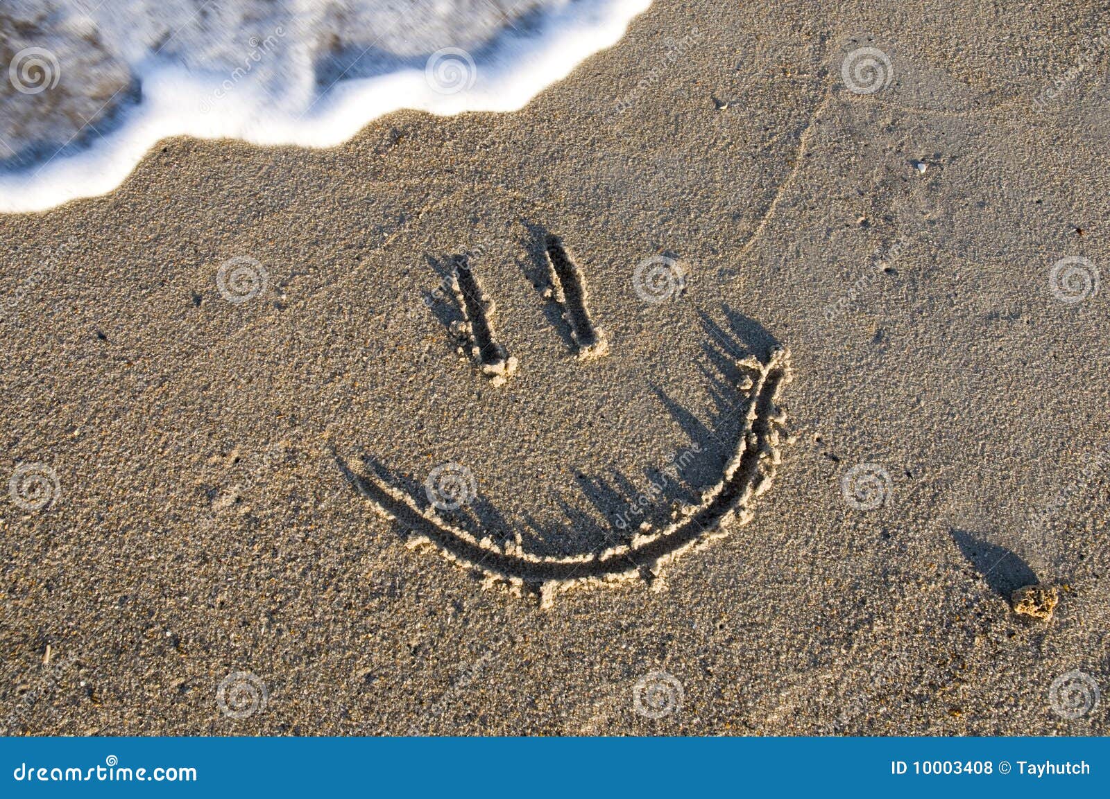 Smileygesicht im Sand stockfoto. Bild von smiley, lächeln - 10003408