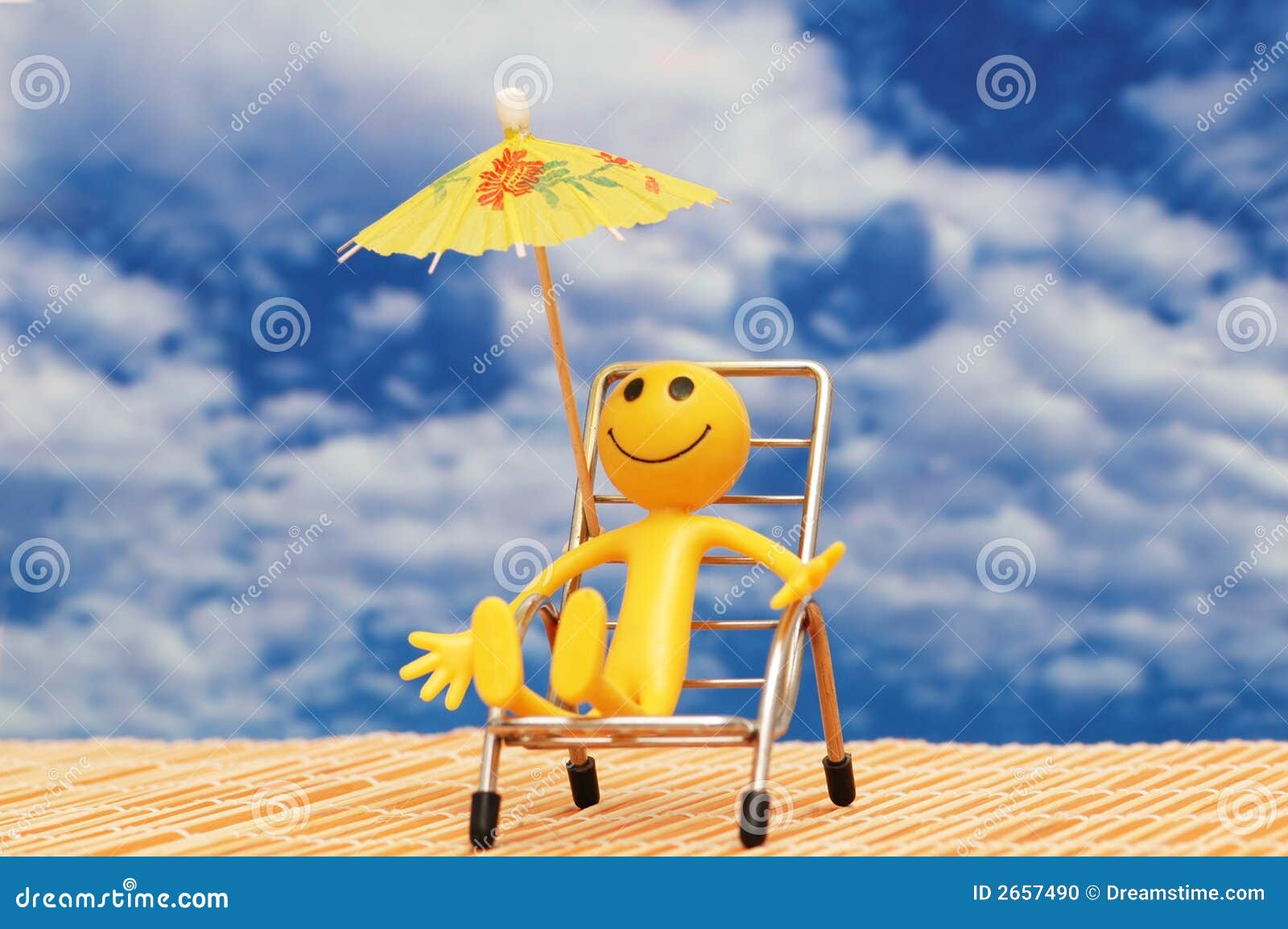 Smilie die van zon geniet stock foto. Image of vrijetijdsbesteding ...