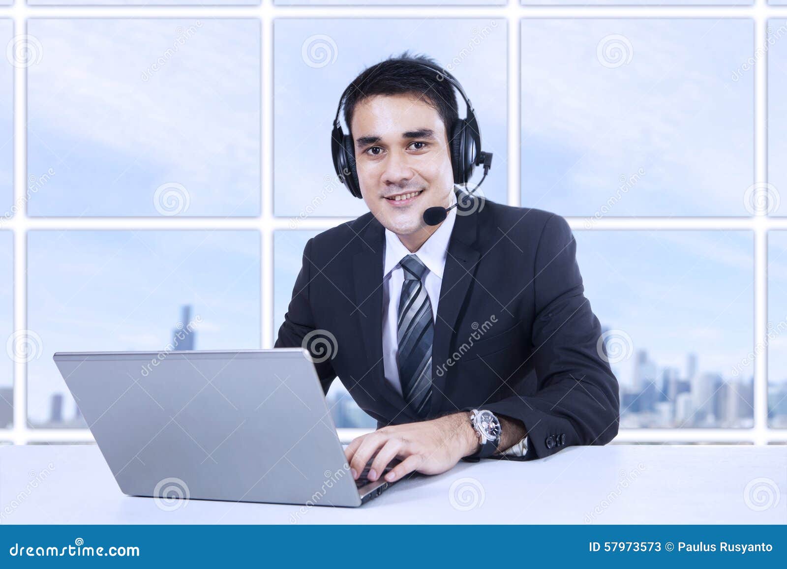Smiling customer support stock image. Image of center - 57973573