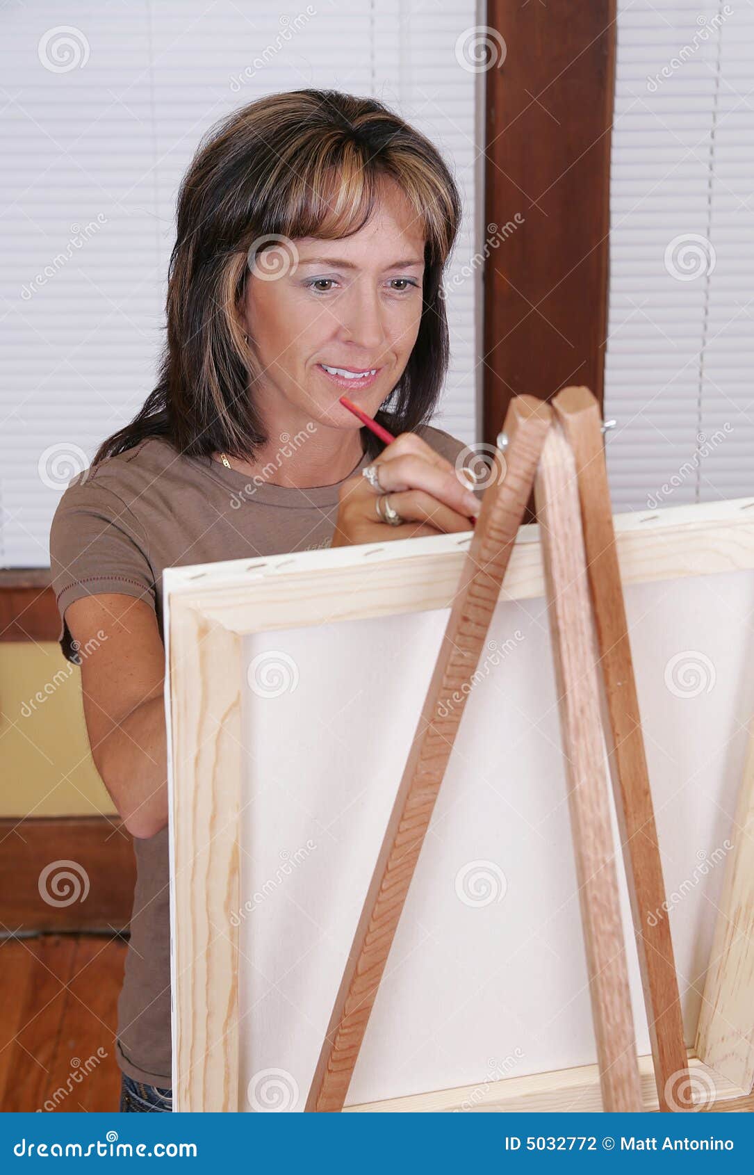 Smiling painter lady stock photo. Image of smile, colors - 5032772