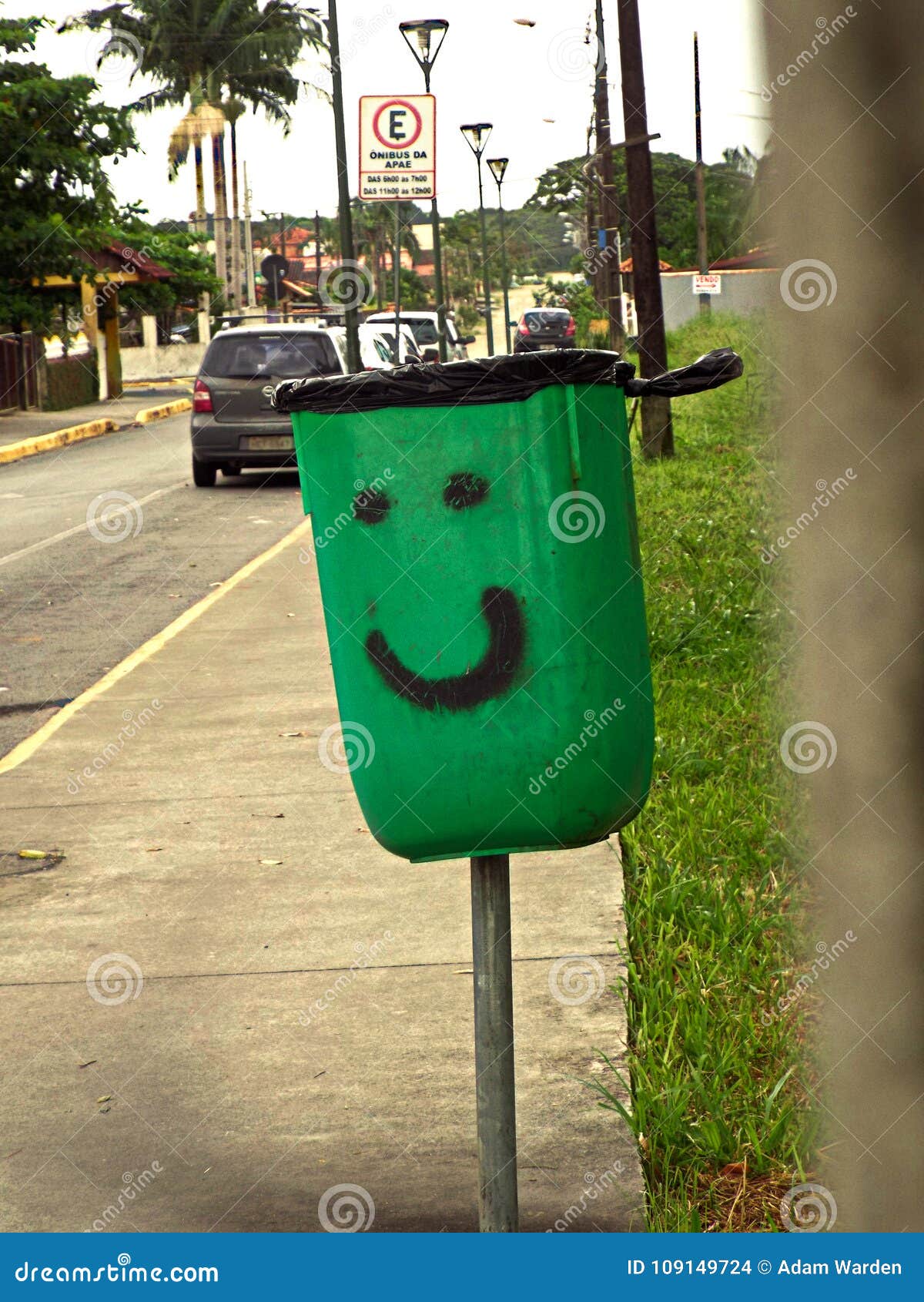Smiling Trash Can editorial stock image. Image of brazil - 109149724