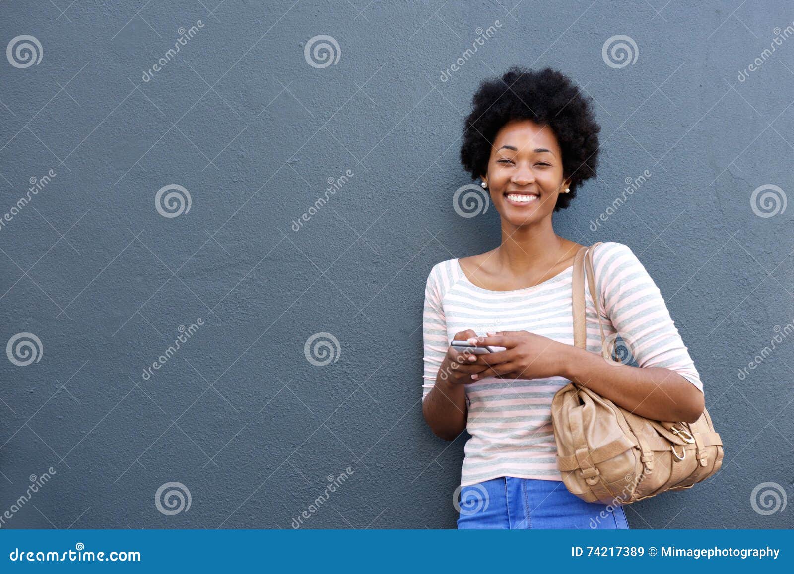 Smiling Woman Using Cellphone and Holding Bag Stock Image - Image of ... Smiling Woman Using Cellphone and Holding Bag Stock Image - Image of ...