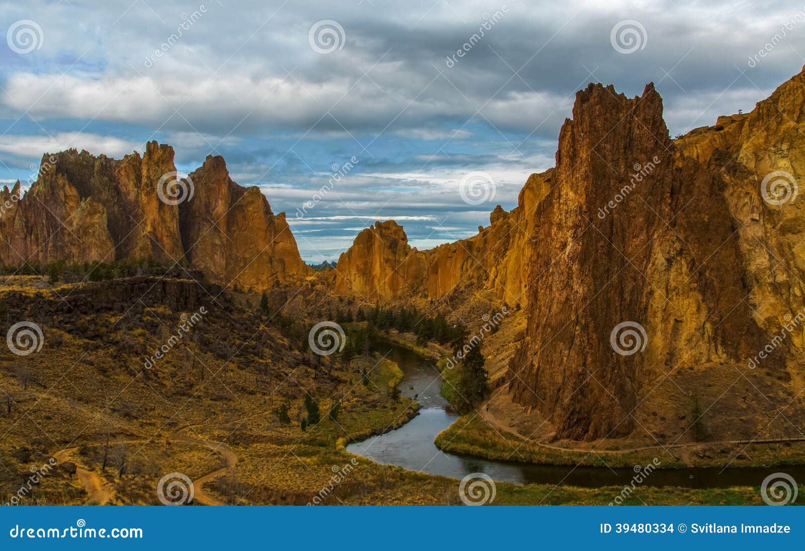 Smith Rock Park, O fotografia stock. Immagine di fabbro - 39480334
