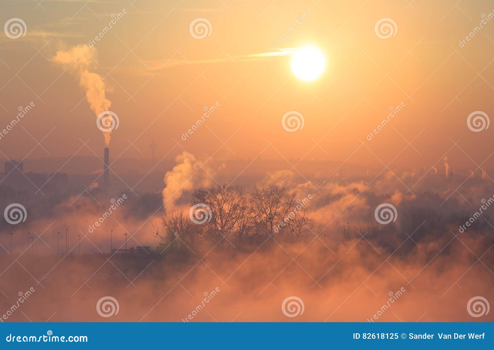 Smog imagem de stock. Imagem de vista, lanternas, cidade - 82618125